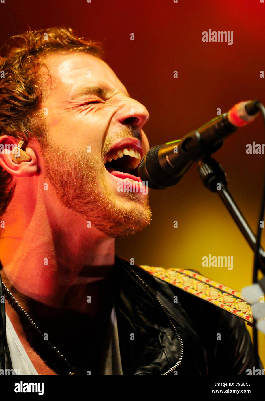James Morrison performing live at the HMV Apollo on the opening UK tour ...