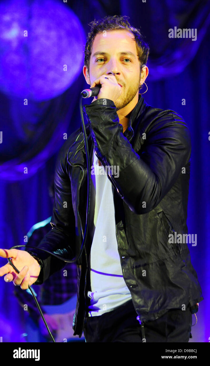 James Morrison performing live at the HMV Apollo on the opening UK tour ...