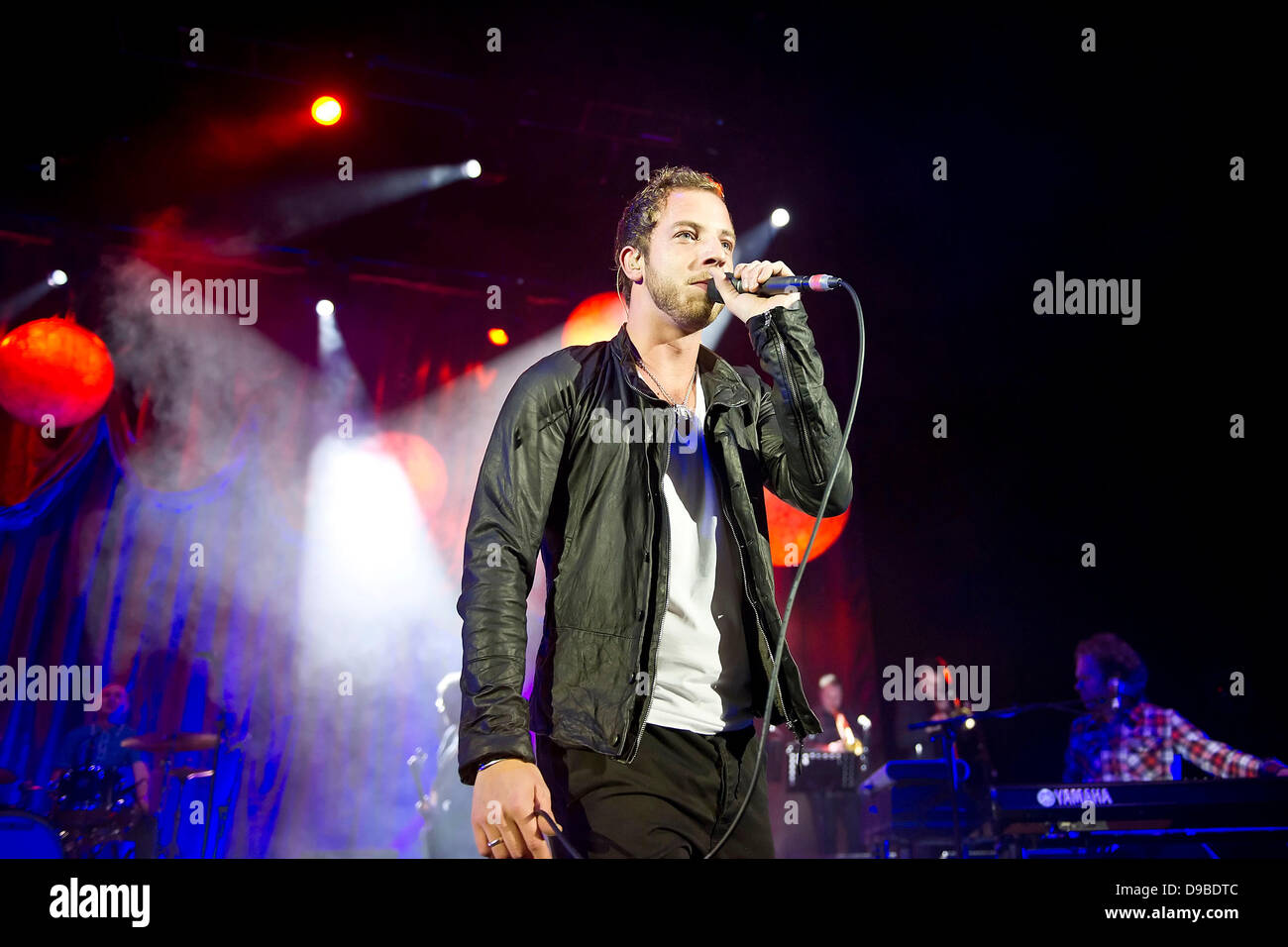 James Morrison performing live at the HMV Apollo on the opening UK tour ...