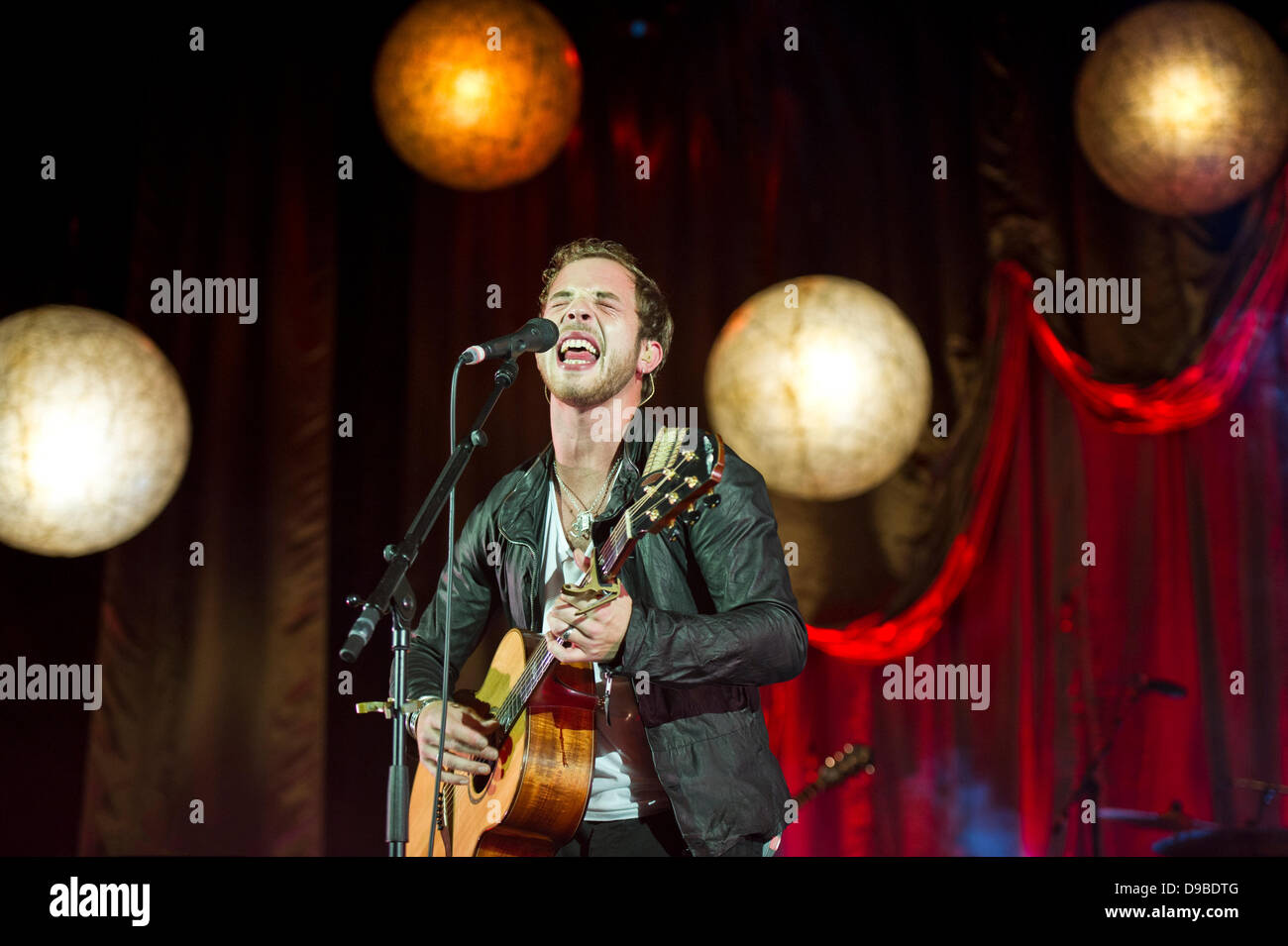 James Morrison performing live at the HMV Apollo on the opening UK tour ...