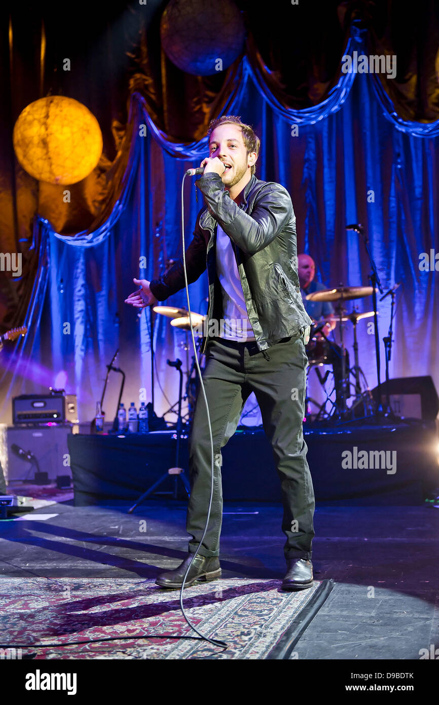 James Morrison performing live at the HMV Apollo on the opening UK tour ...