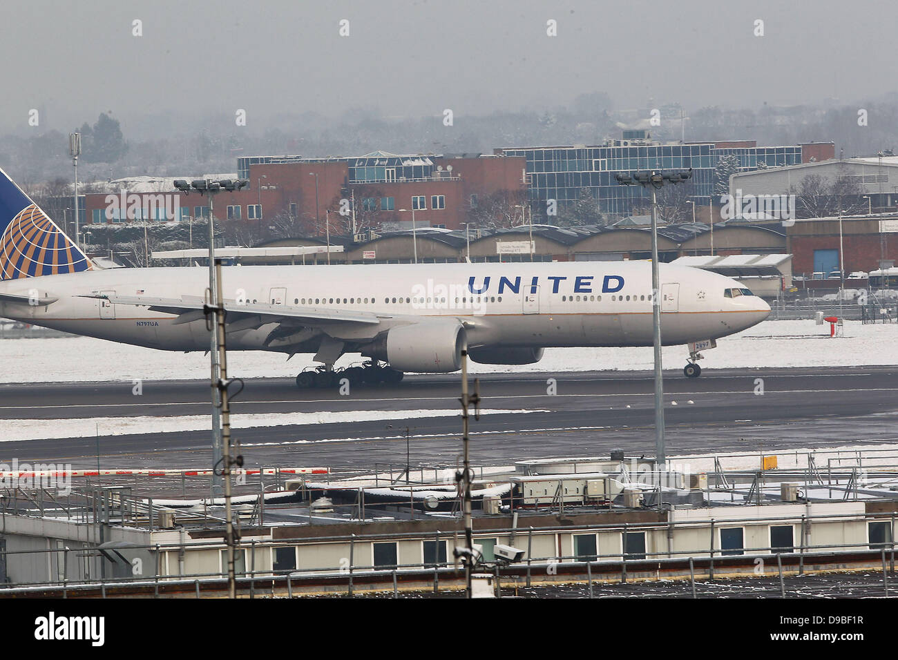 The scene at Heathrow airport following further snowfall overnight ...