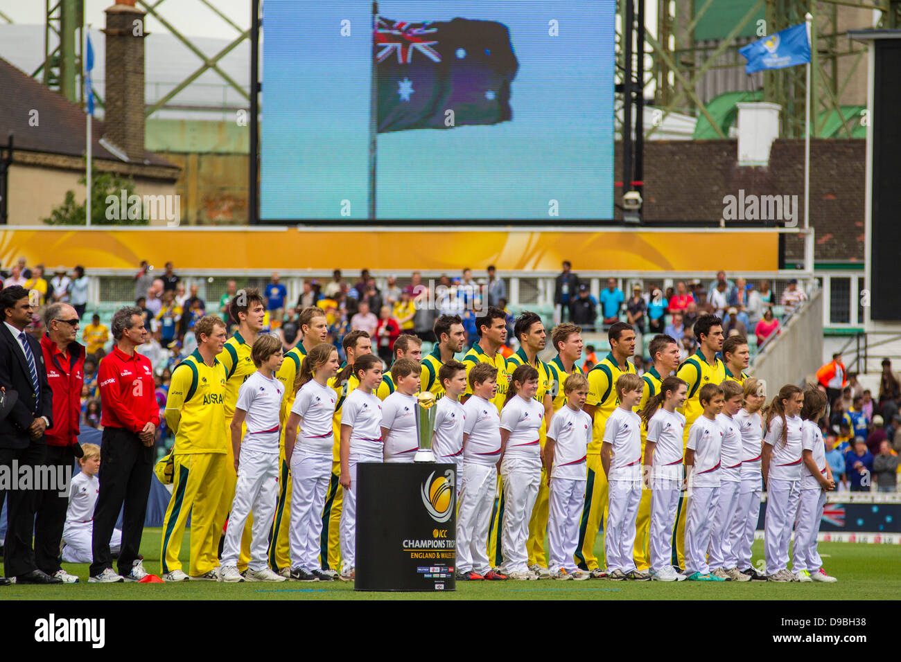 Cricket team line up hi-res stock photography and images - Alamy