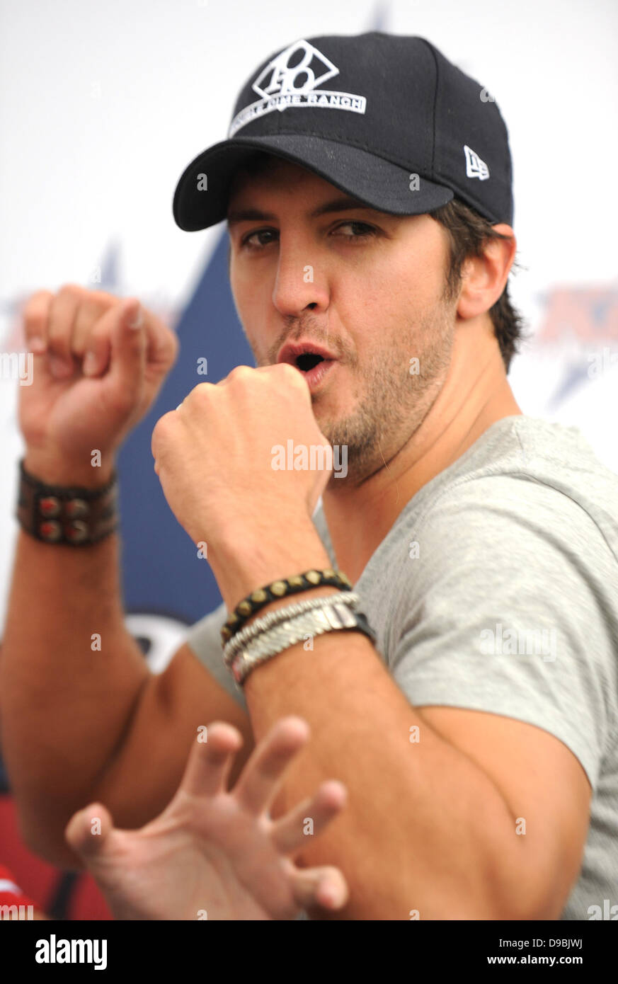 Luke Bryan Kissy Face