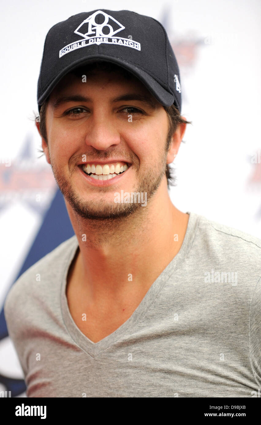 Luke Bryan arrives to perform at the Kiss Country Chilli Cookoff 2012 ...
