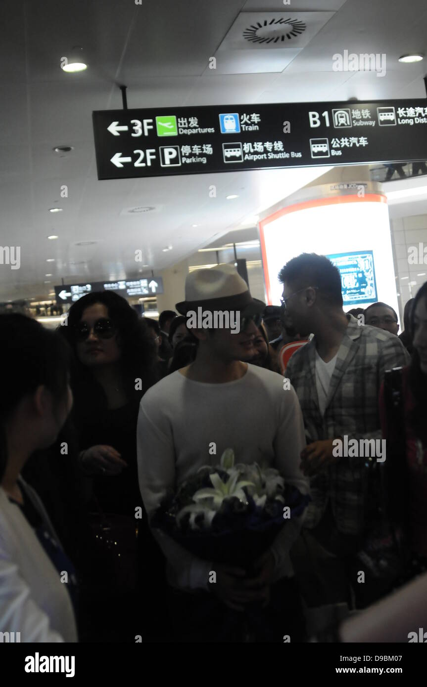 Huang Xiaoming was surrounded by fans when he arrived at the aiport in ...