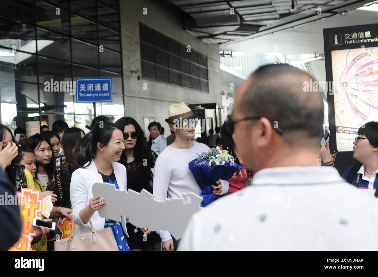 Huang Xiaoming was surrounded by fans when he arrived at the aiport in ...