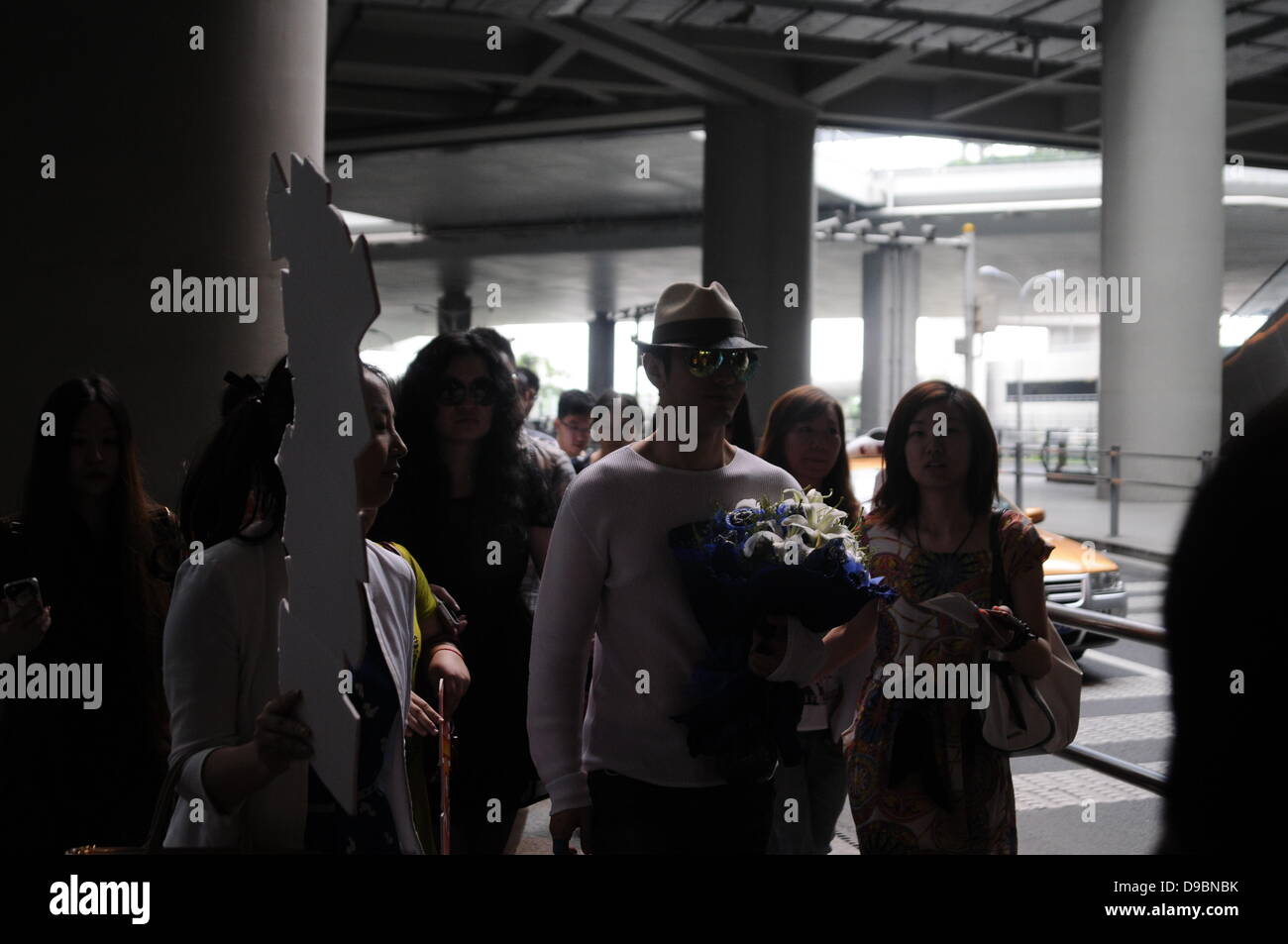 Huang Xiaoming was surrounded by fans when he arrived at the aiport in ...