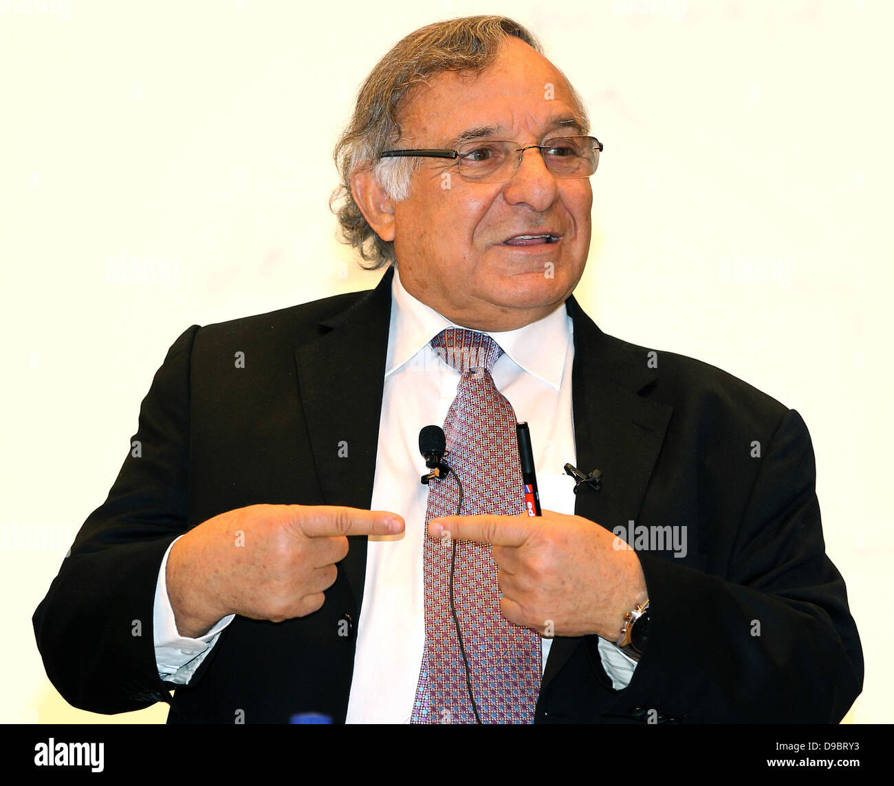 Dr. Ichak Adizes gives a lecture St.Petersburg, Russia - 26.01.12 Stock ...