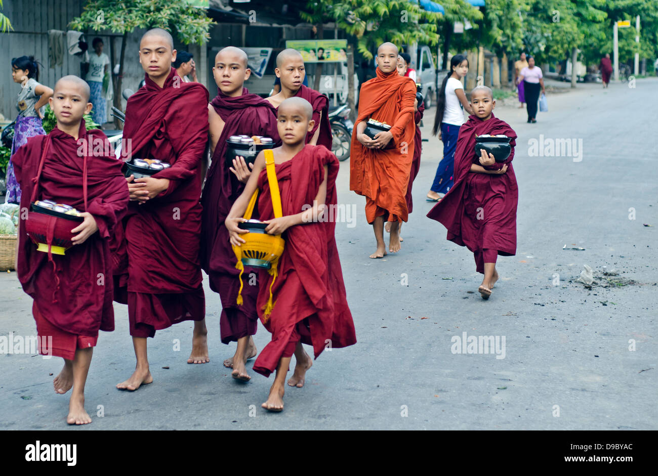 Monks begging for food,Mandalay,Burma Stock Photo - Alamy