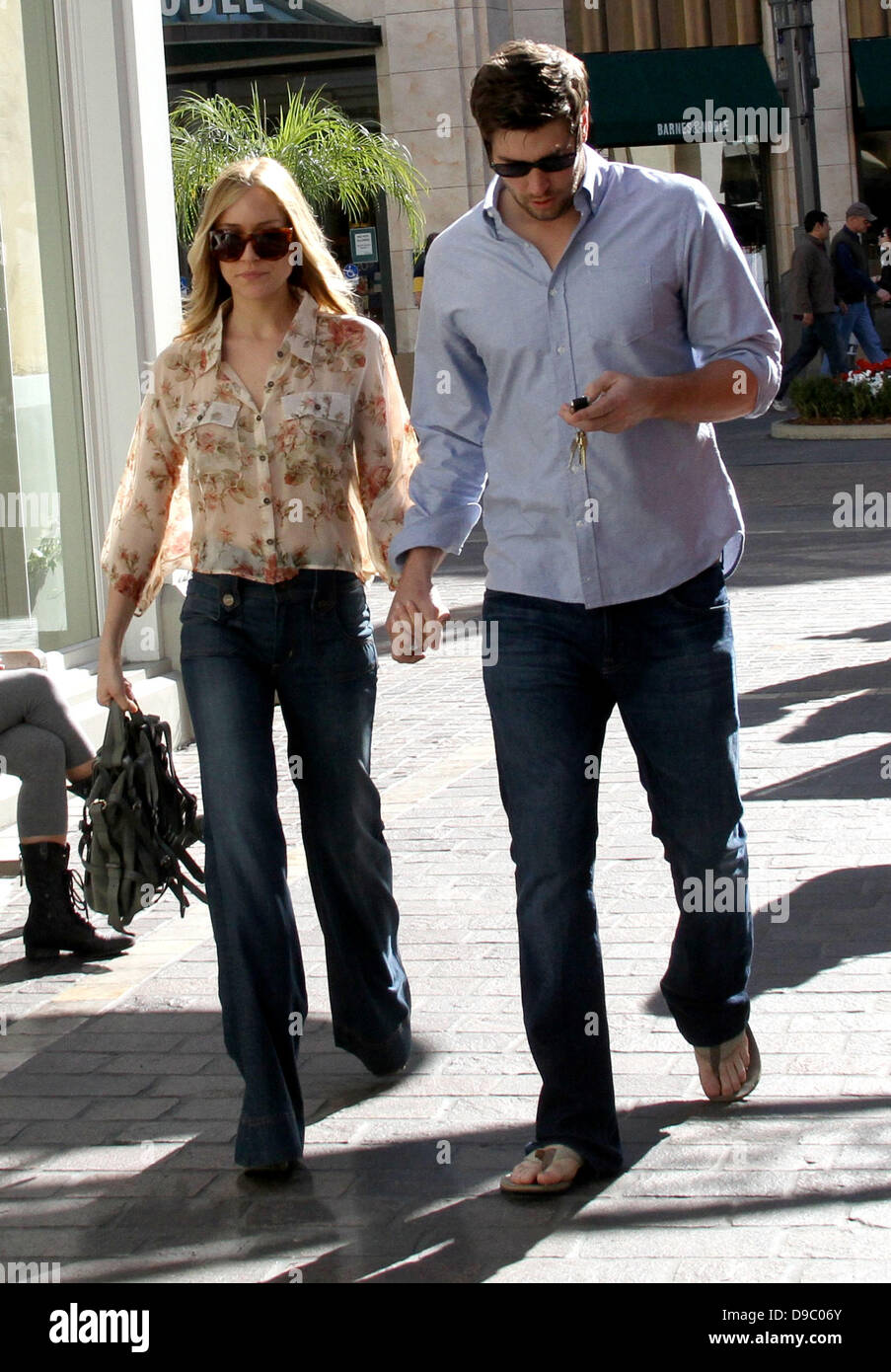Kristin Cavallari and fiance Jay Cutler hold hands as they shop at The ...