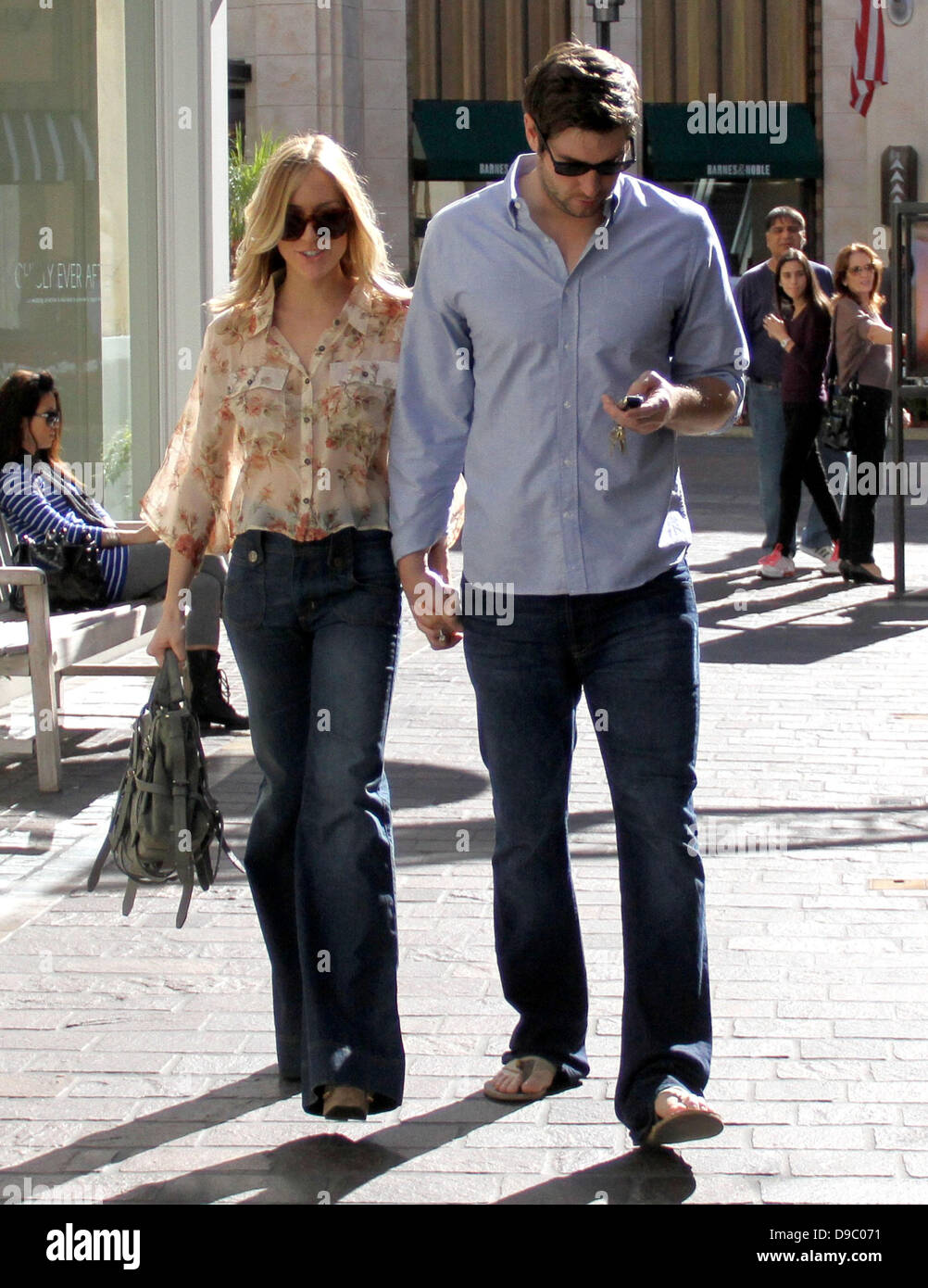 Kristin Cavallari and fiance Jay Cutler hold hands as they shop at The ...