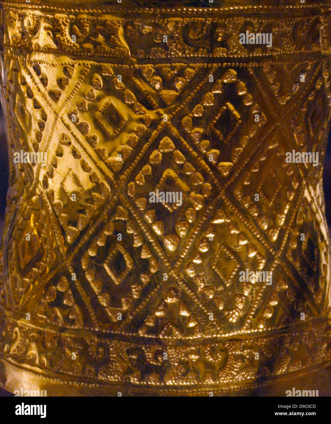 A gold inca crown hi-res stock photography and images - Alamy