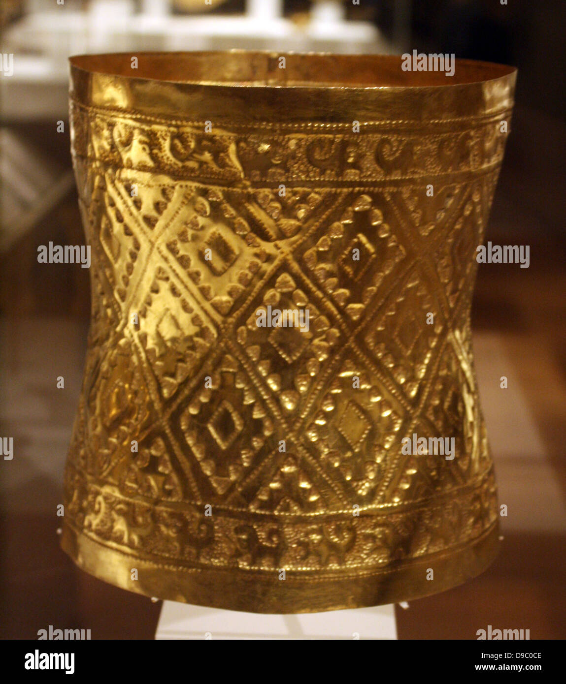 A gold inca crown hi-res stock photography and images - Alamy