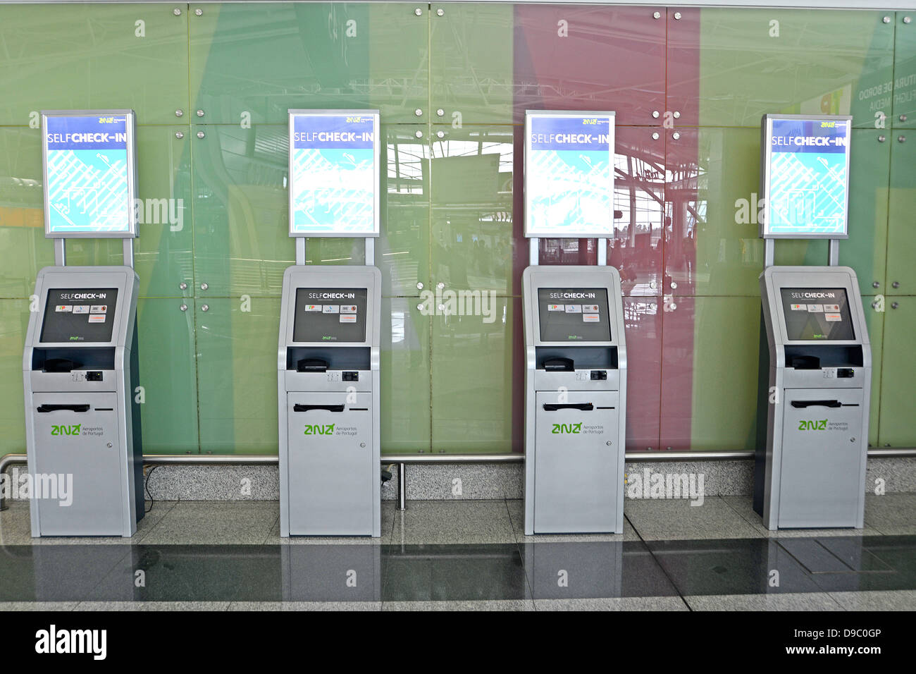 self check-in machines, Francisco Sa Carneiro international airport ...