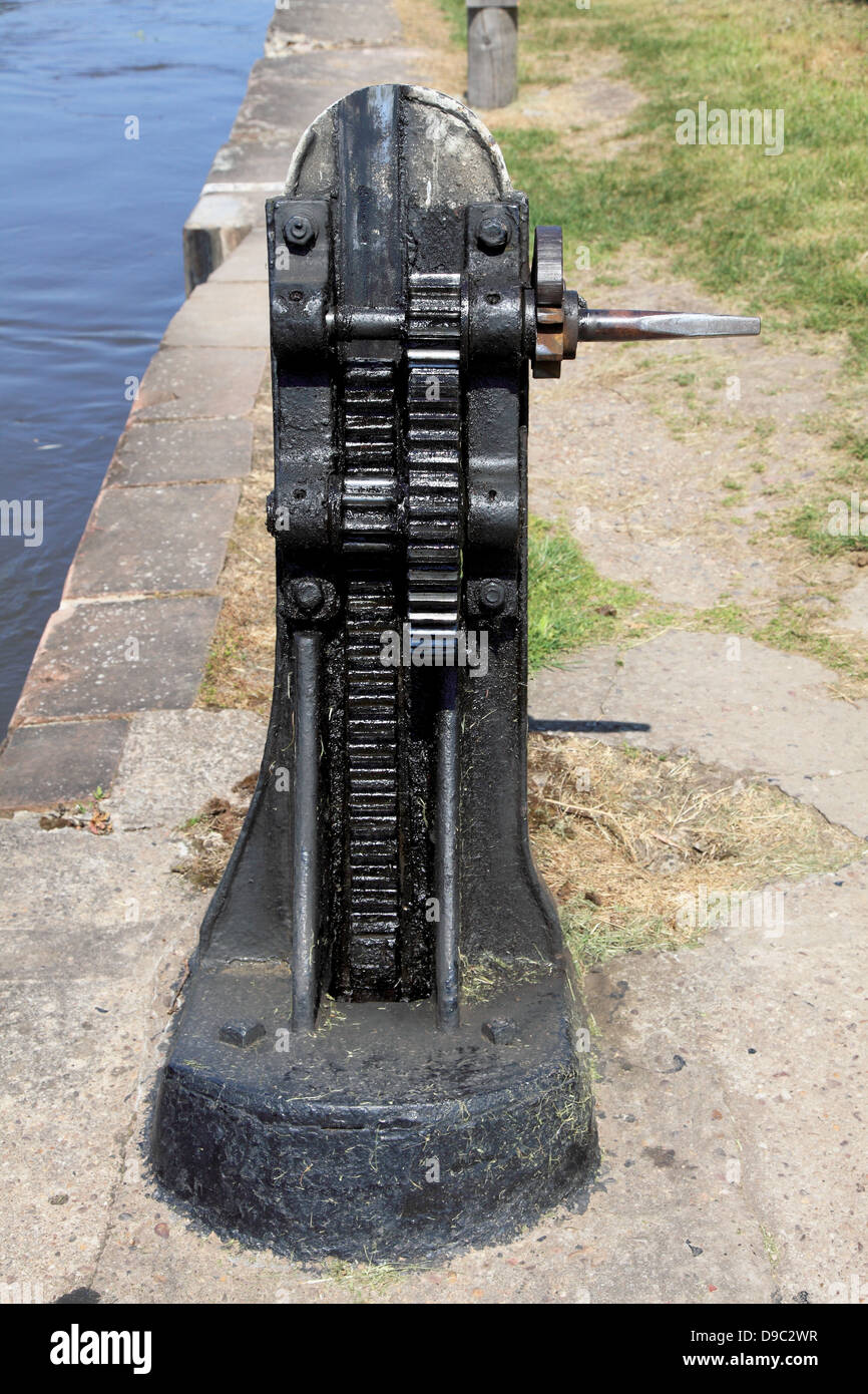 Lock paddle by Alrewas lock between the river Trent and the Trent and ...