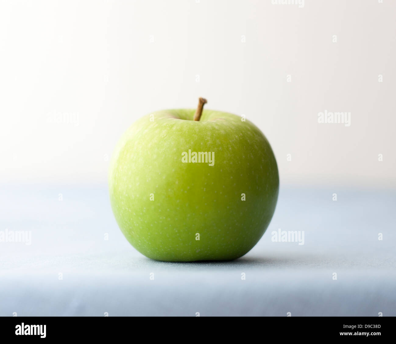 Still life of a green apple Stock Photo - Alamy