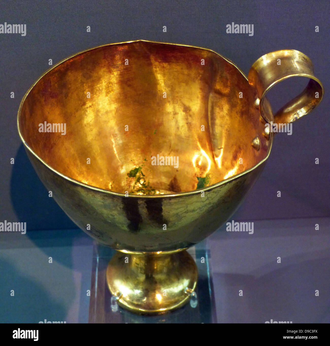 Kylix ancient greek hi-res stock photography and images - Alamy
