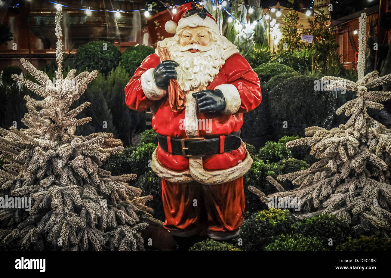 Life size santa claus hi-res stock photography and images - Alamy