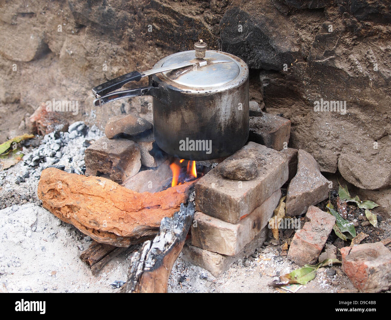 Cooking on the fire hi-res stock photography and images - Alamy