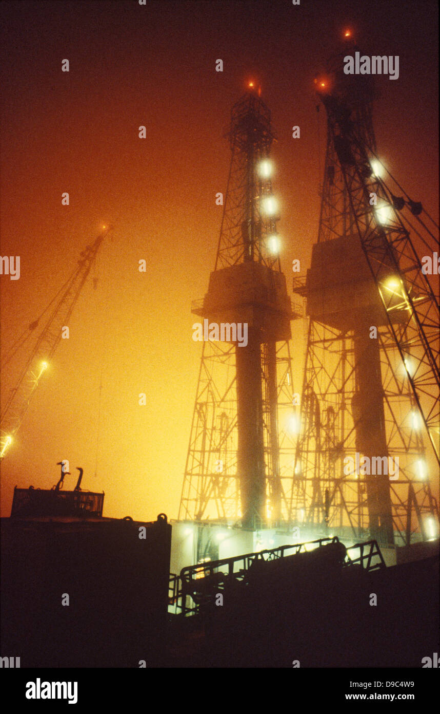 Oil rig north sea night hi-res stock photography and images - Alamy