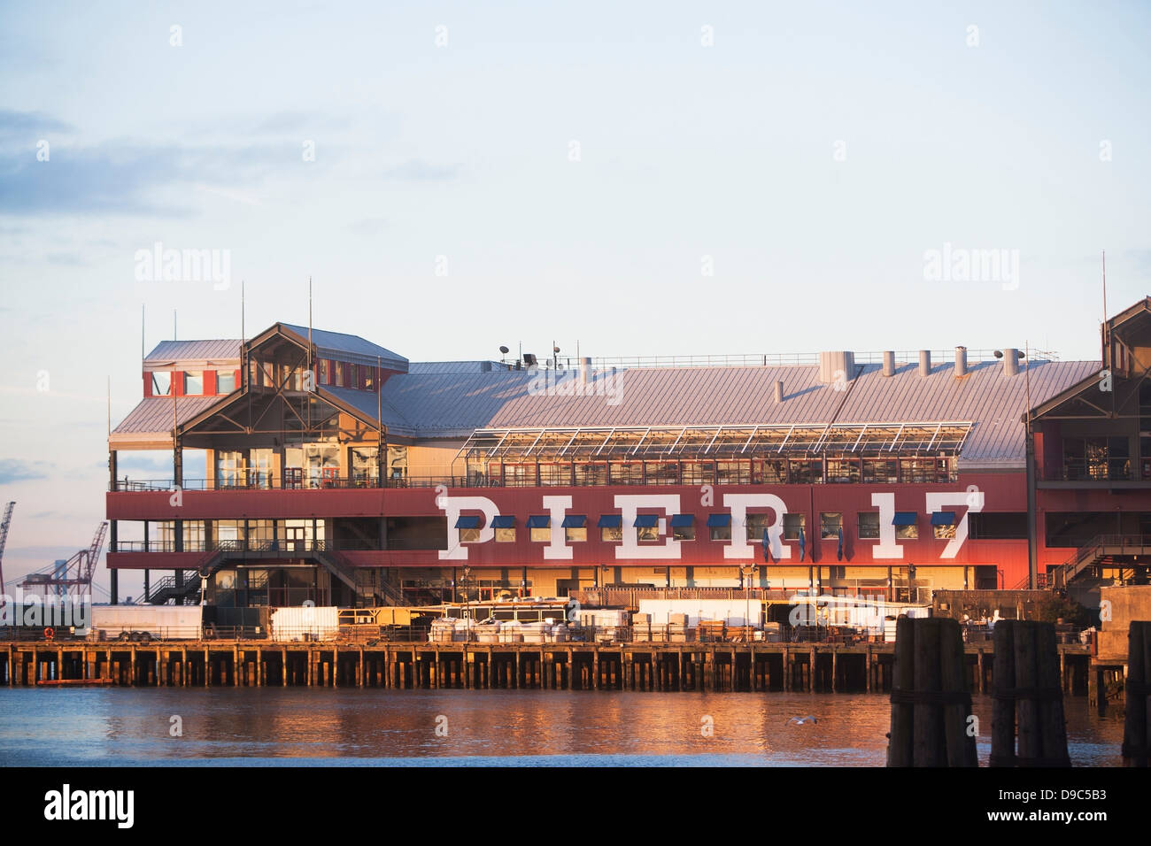 Pier 17 new york hi-res stock photography and images - Alamy