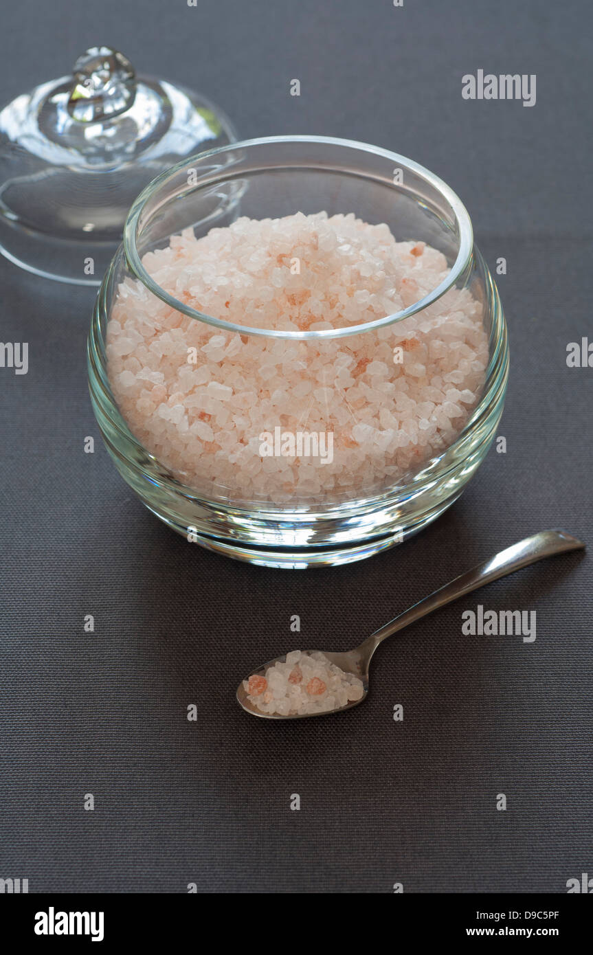 Close-up view of Halite, pink Himalayan salt Stock Photo - Alamy