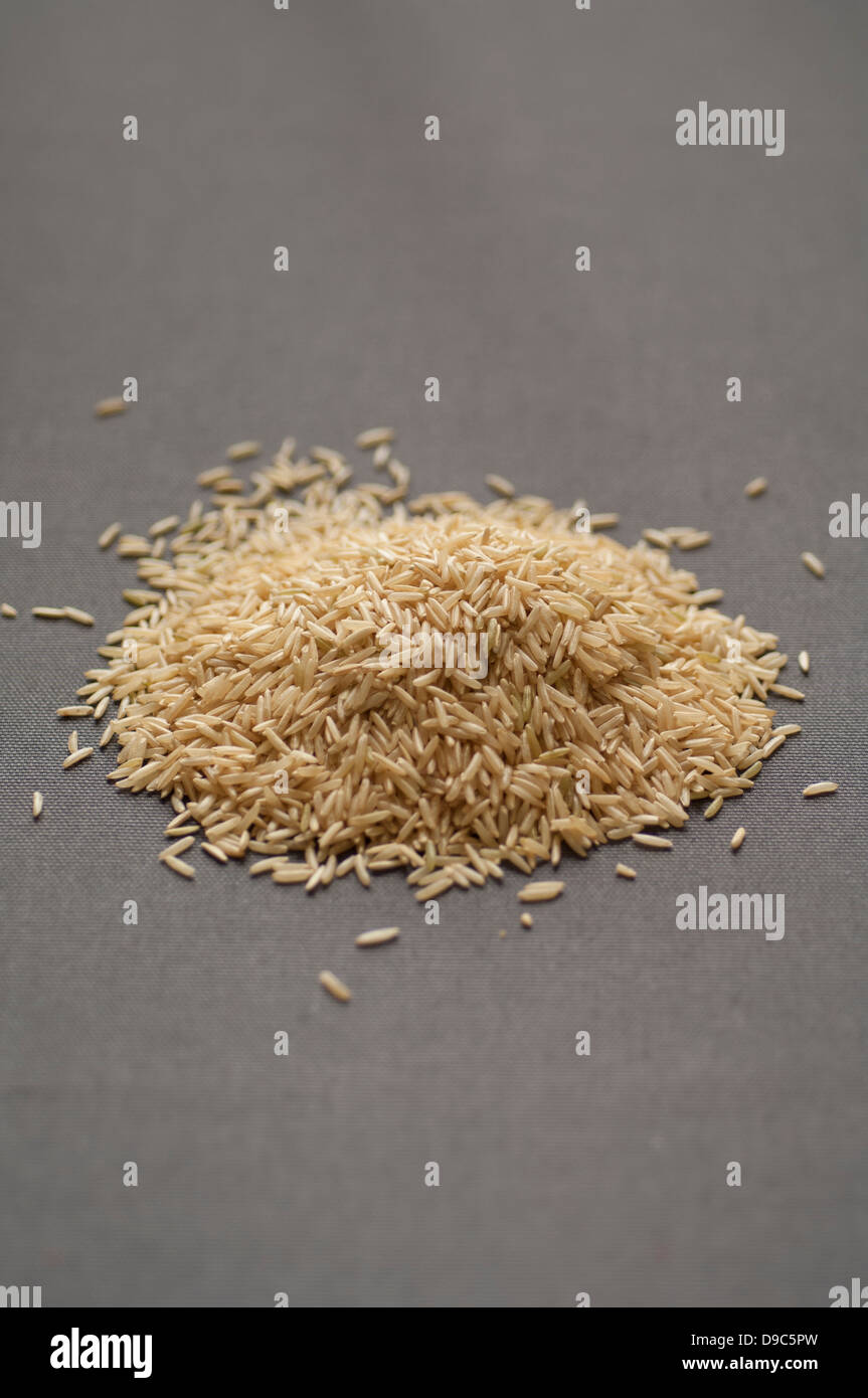 Close-up view of whole Basmati brown rice Stock Photo - Alamy