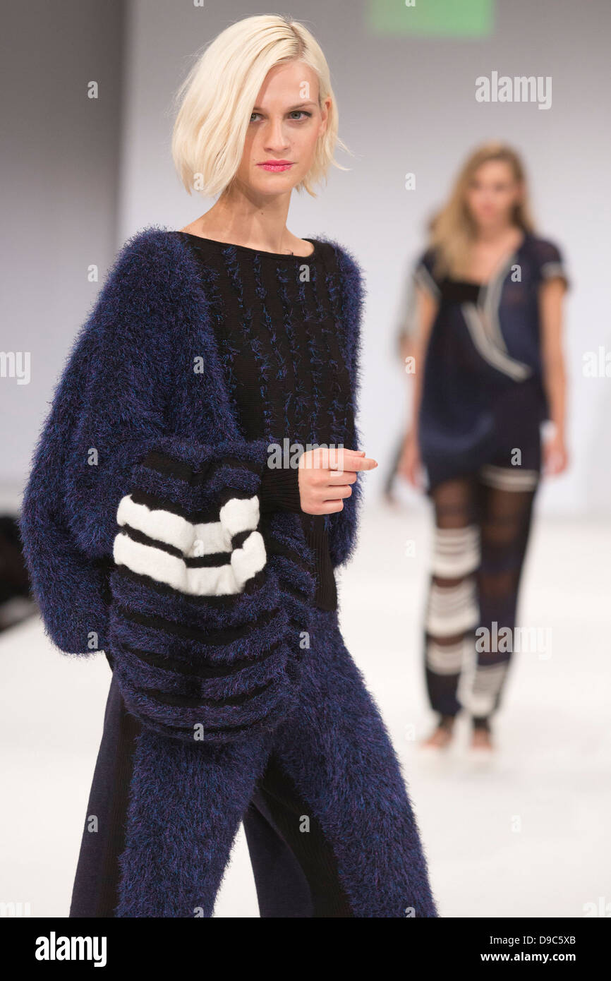 Collection lucinda popp model walks hi-res stock photography and images ...