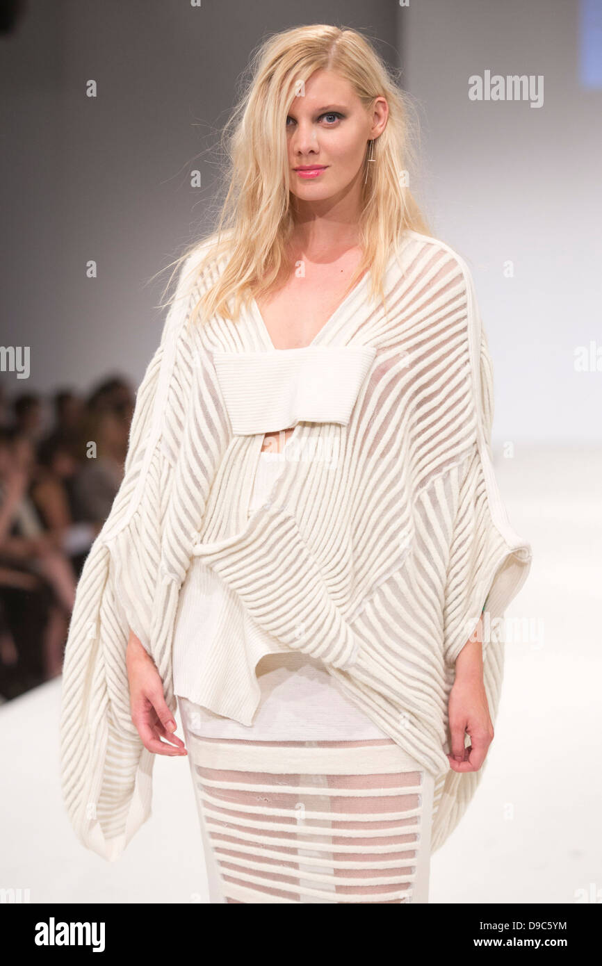 Collection lucinda popp model walks hi-res stock photography and images ...