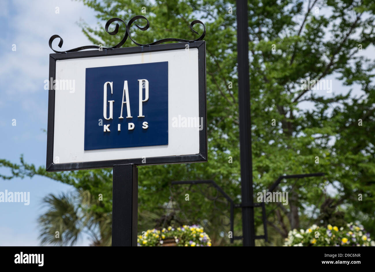 Gap kids sign hi-res stock photography and images - Alamy
