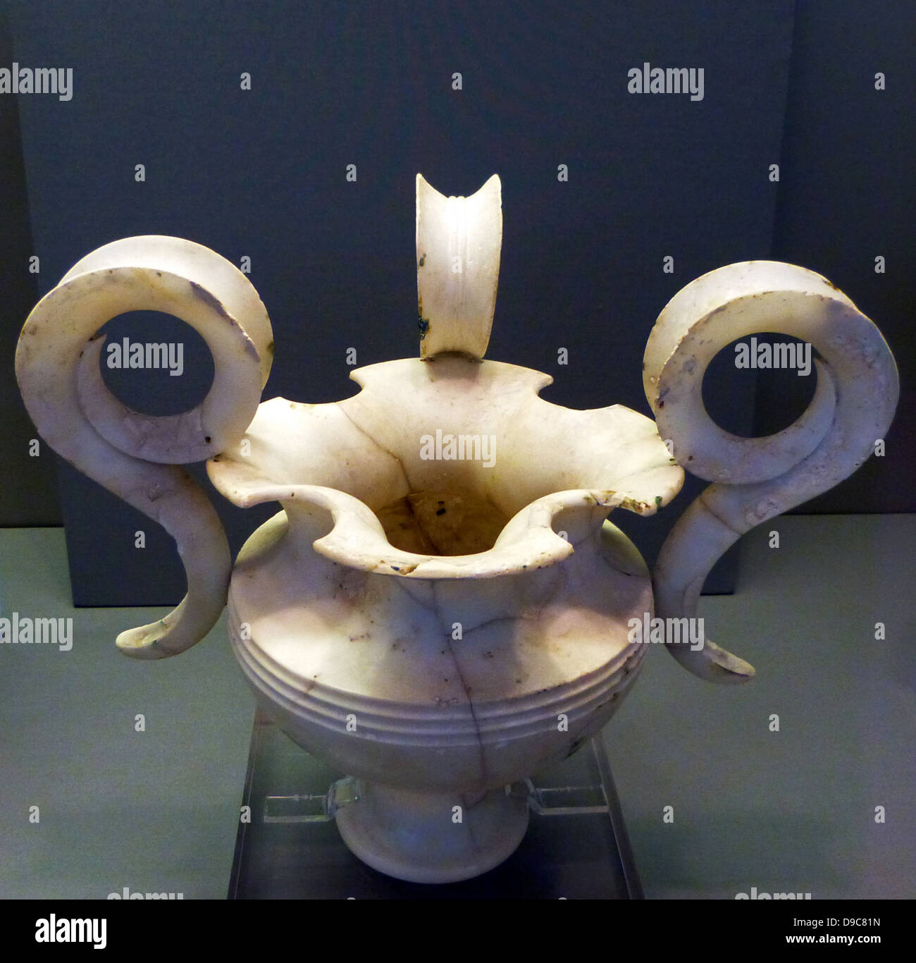 Ancient greek rhyton hi-res stock photography and images - Alamy