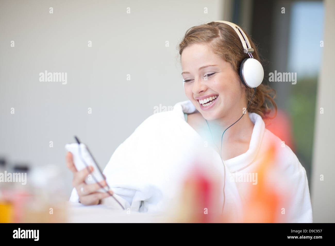 Young woman listening to MP3 player Stock Photo - Alamy