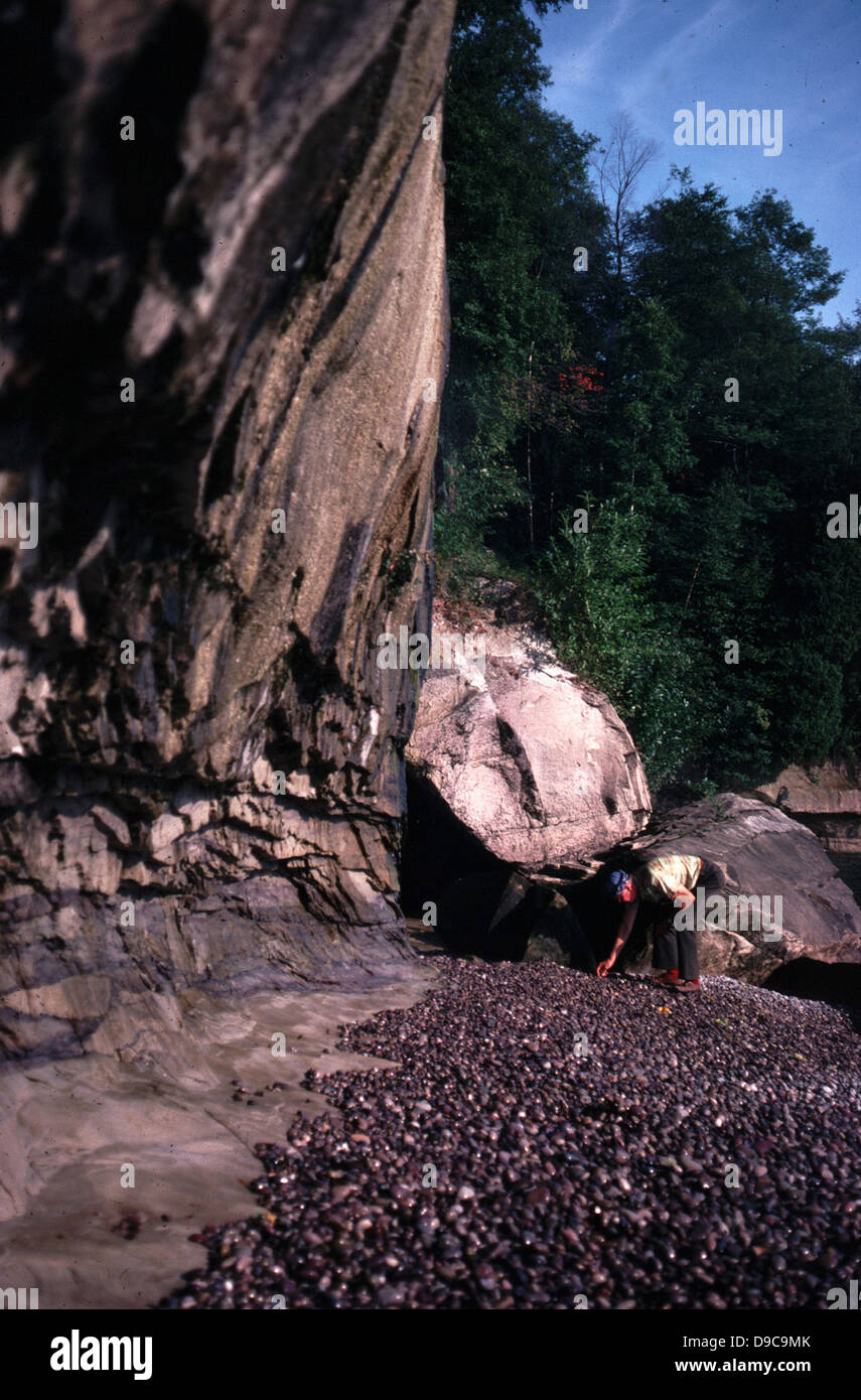 Pictured Rocks National Lakeshore in Michigan features stunning cliff ...