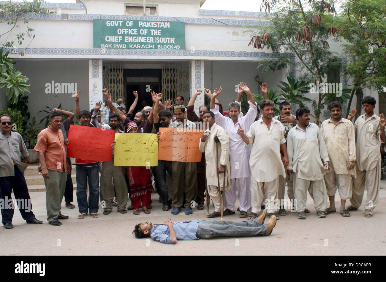 Public employees protesting hi-res stock photography and images - Alamy