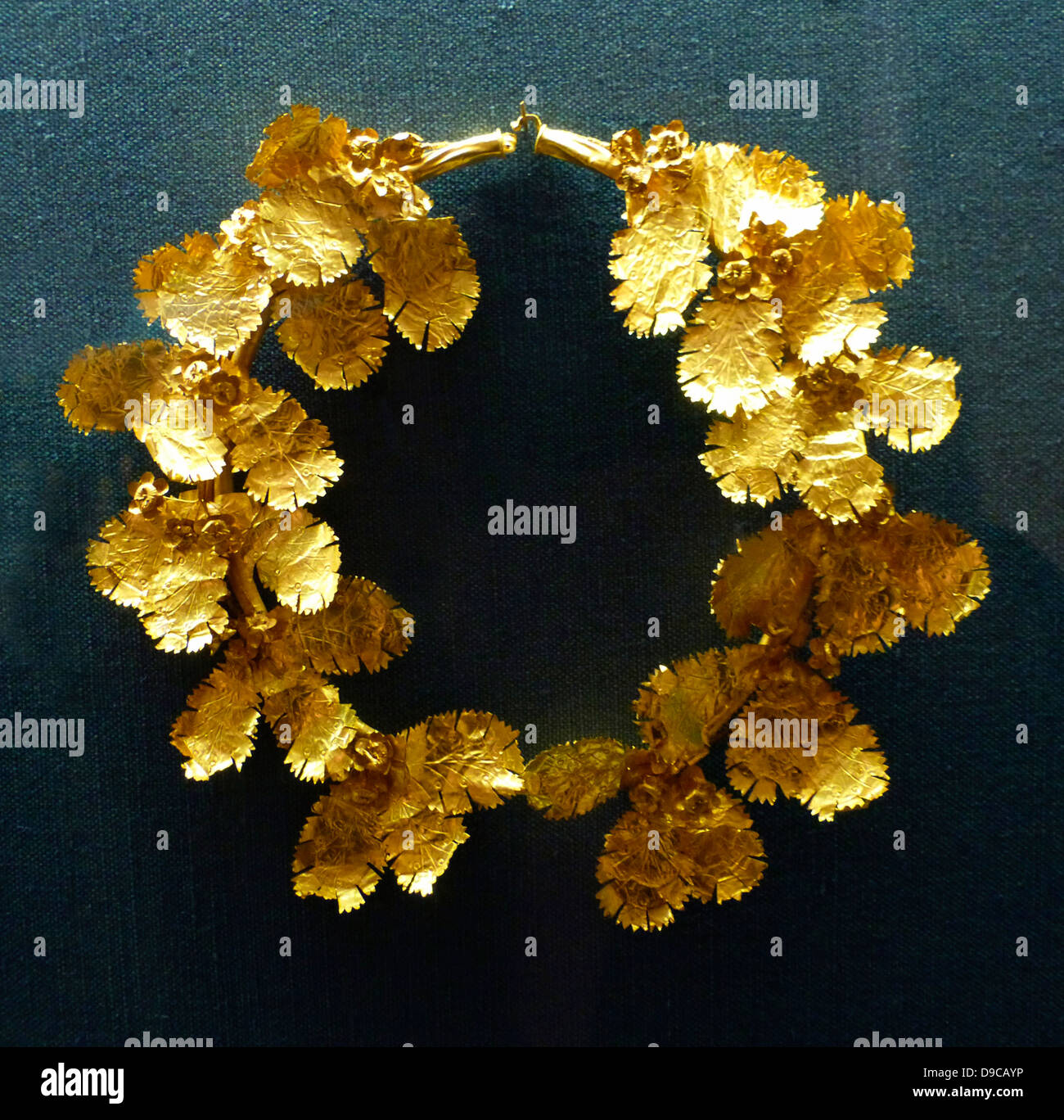 Gold wreath ancient greece hi-res stock photography and images - Alamy