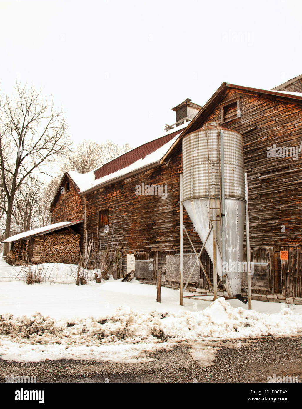 Weather beaten old barn hi-res stock photography and images - Alamy