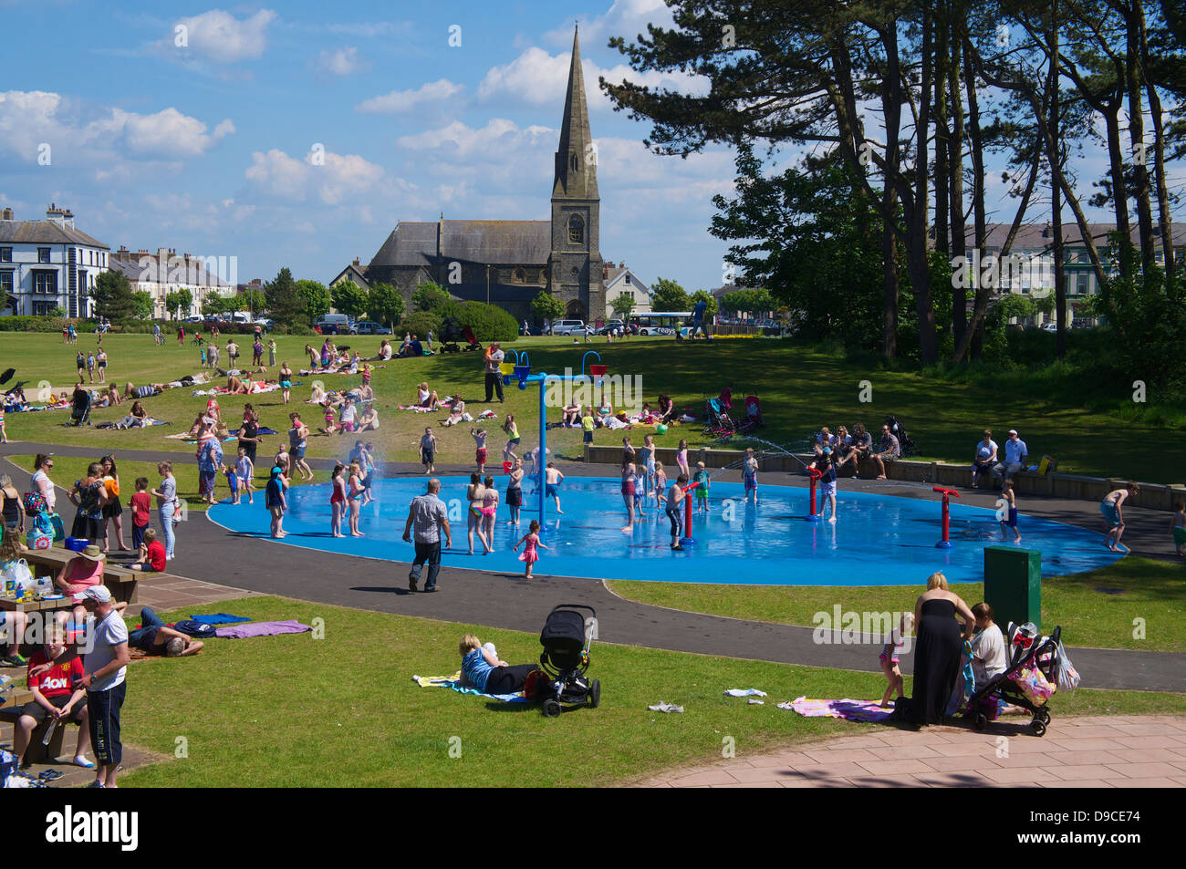 Pool grass hi-res stock photography and images - Alamy