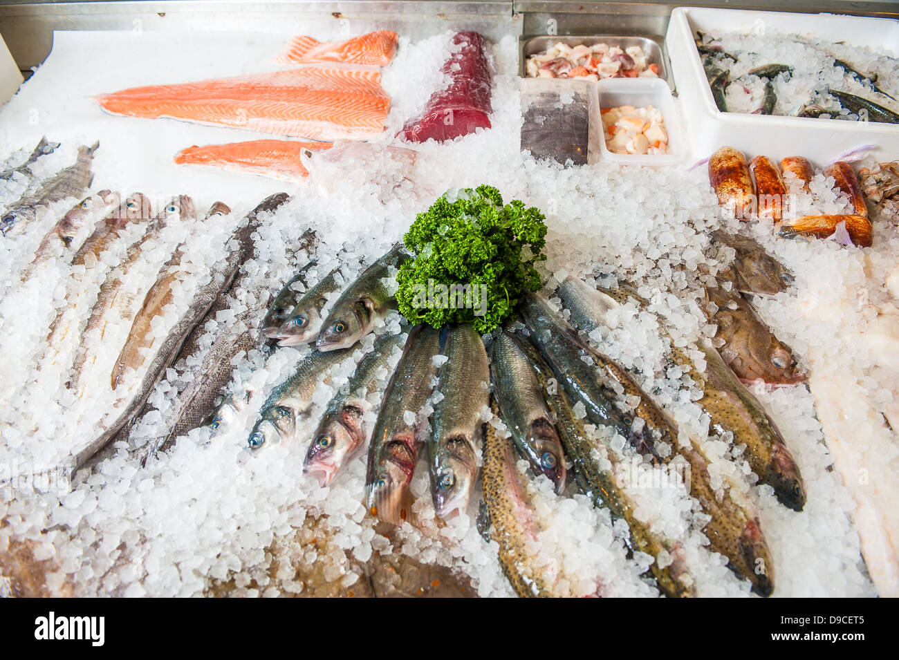 Fishmonger fish display hi-res stock photography and images - Alamy