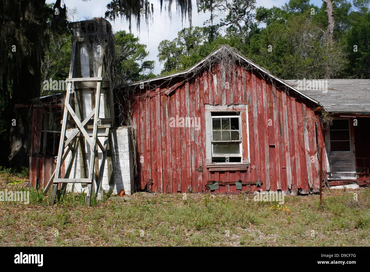 old red wooden farm building Stock Photo - Alamy