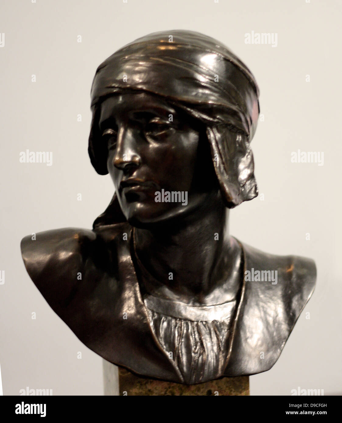 Bronze bust sculpture hi-res stock photography and images - Alamy