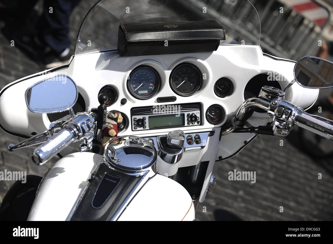 Harley Davidson motorcycle handlebar controls including speedometer and ... Harley Davidson motorcycle handlebar controls including speedometer and ...