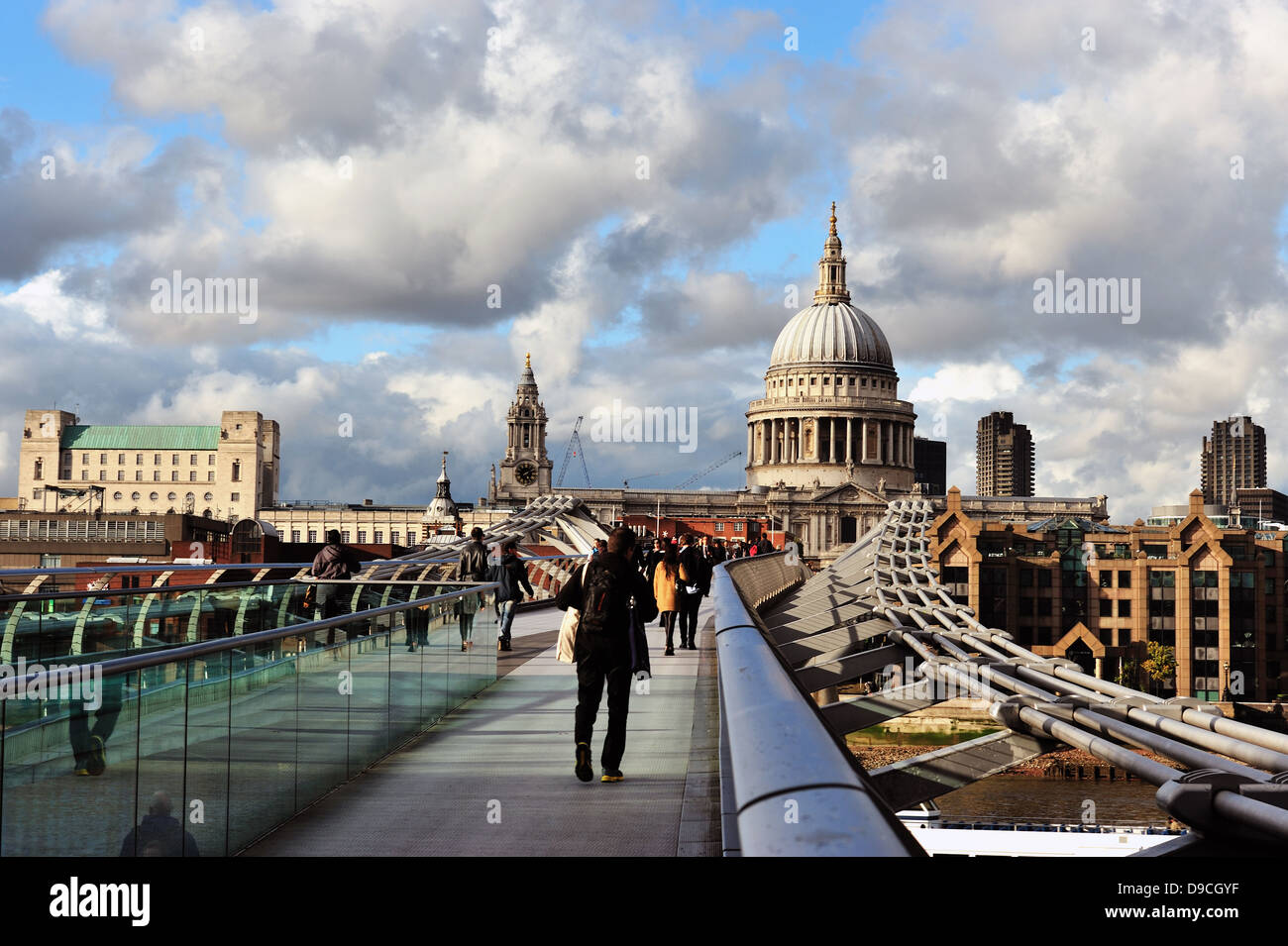 Millennium bridge landmarks hi-res stock photography and images - Alamy