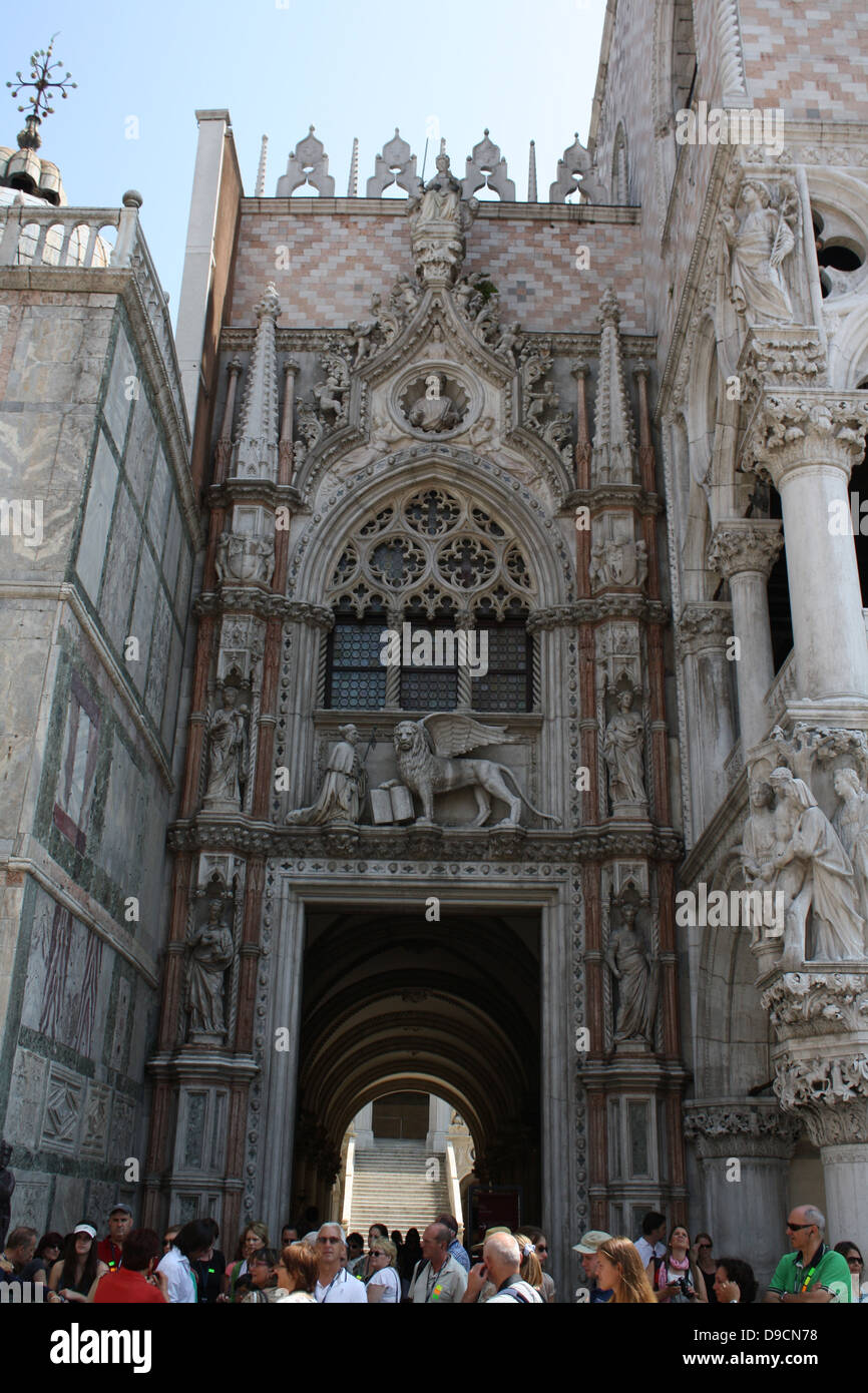 Detail of the Doge's Palace exterior, Venice. Built in Venetian Gothic ...