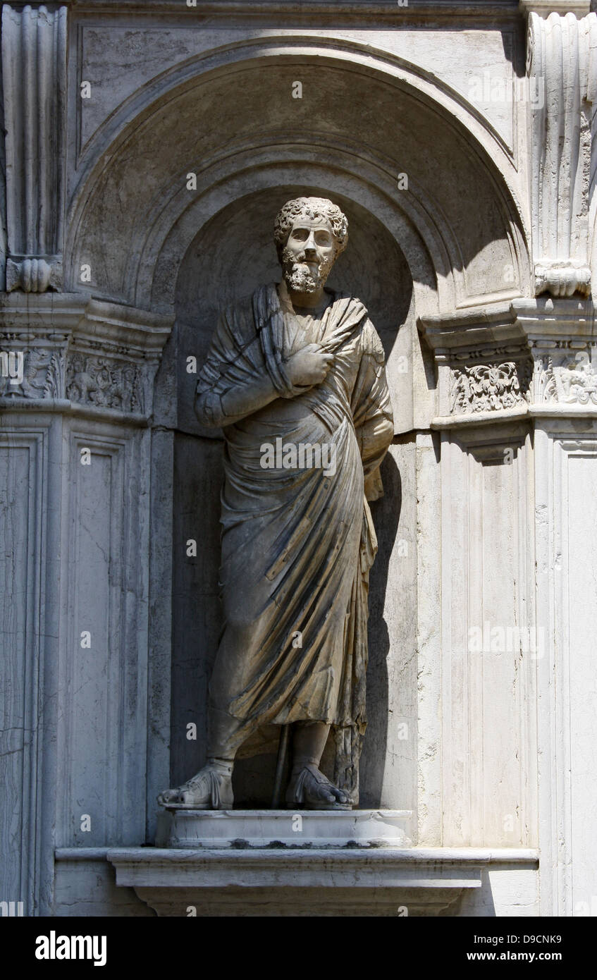 Detail of the Doge's Palace Courtyard, Venice. Built in Venetian Gothic ...