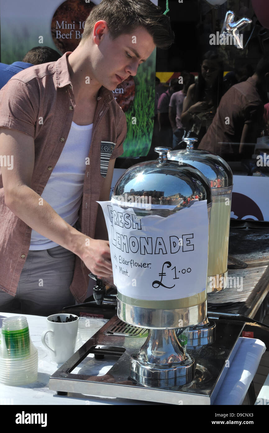 Selling lemonade hi-res stock photography and images - Alamy