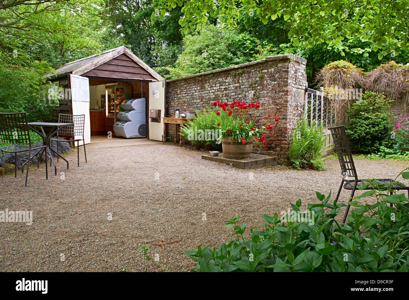 Cafe walled garden hi-res stock photography and images - Alamy