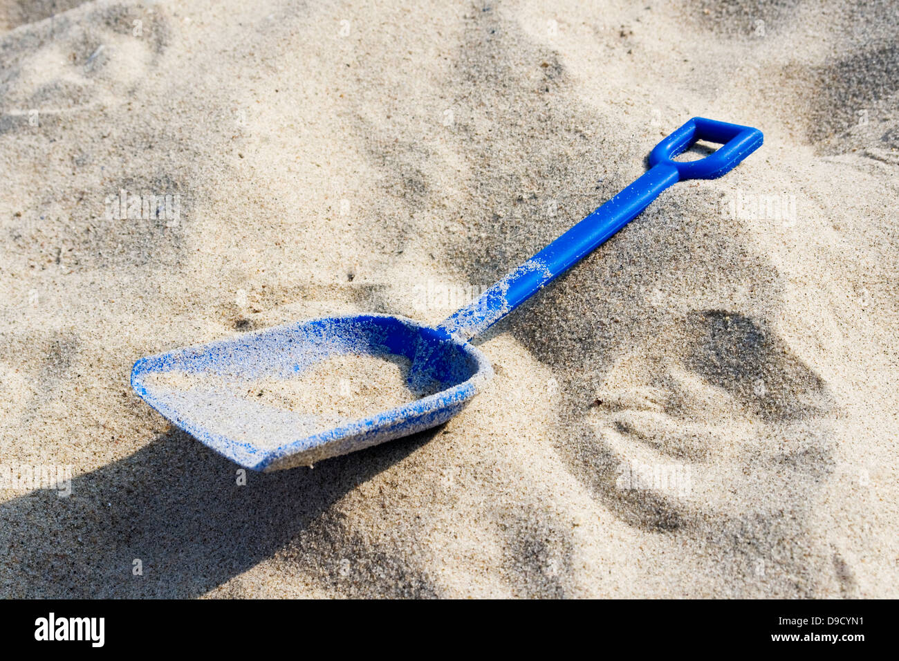 Shovel in the sand Stock Photo - Alamy