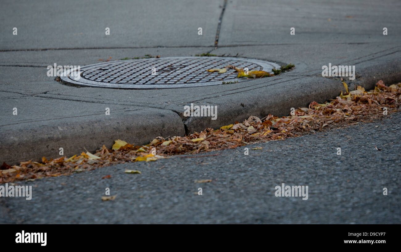 Sidewalk manhole cover hi-res stock photography and images - Alamy