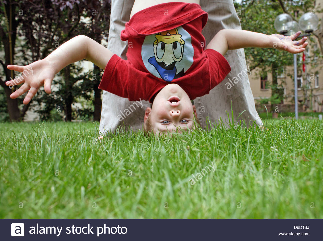 Headstand Kid Stock Photos & Headstand Kid Stock Images - Alamy